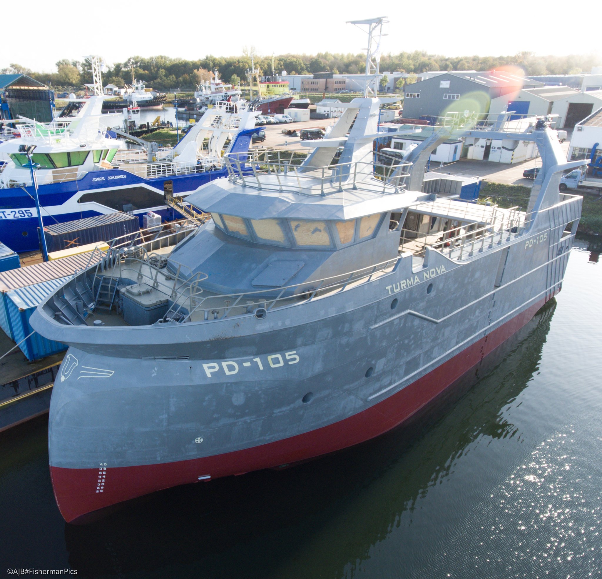 Nieuwbouw kotter PD 105 passeert Slijkgat - Visserij.nl