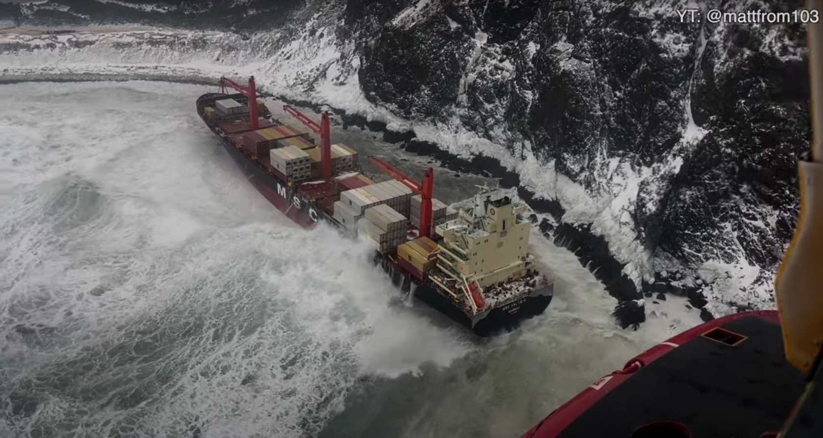 Containerschip MSC Baltic III aan de grond, bemanning gered (video ...